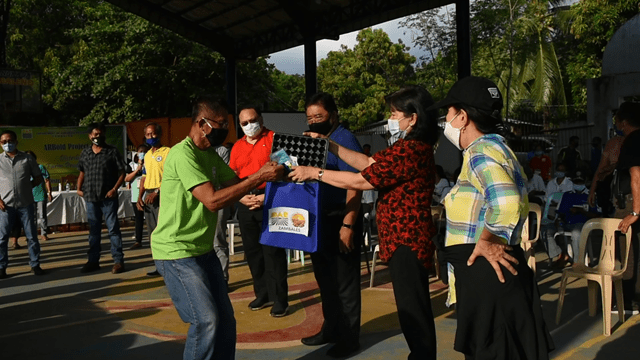 DAR Awards Farmers with CLOA - Noon Break Balita